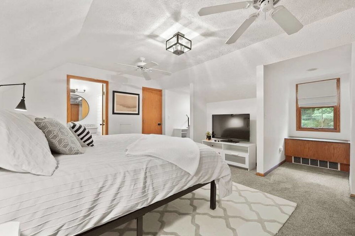 Trails, Wine & Beaches! Pet-friendly Guesthouse - Traverse City, MI