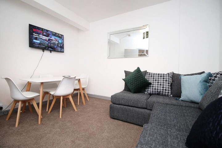 City Centre Parking Smart Tvs In All Rooms - Swansea