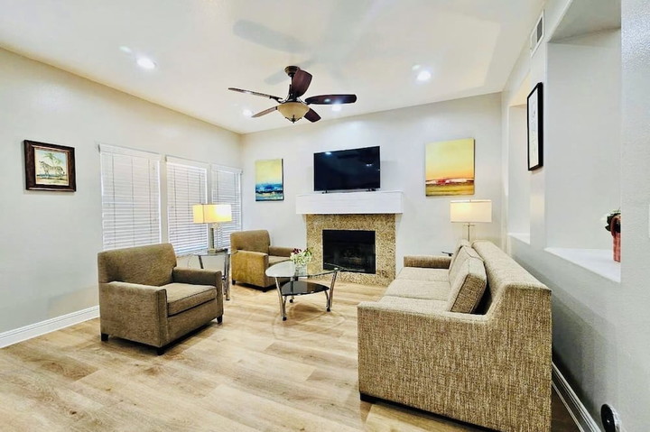 Huntington Beach City 31+ Days Rental: Morden, Spacious 3-bedroom Home - Huntington Beach, CA