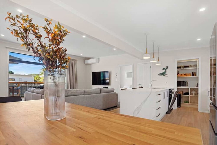 Another On Leo! | Prime Location, 200m To Beach - Waihi