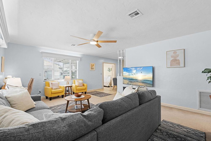 Updated Beach House.  Walk To Beach, Shop, Waterfront Dining 2 Bed 1 Bath - Venice Beach, FL
