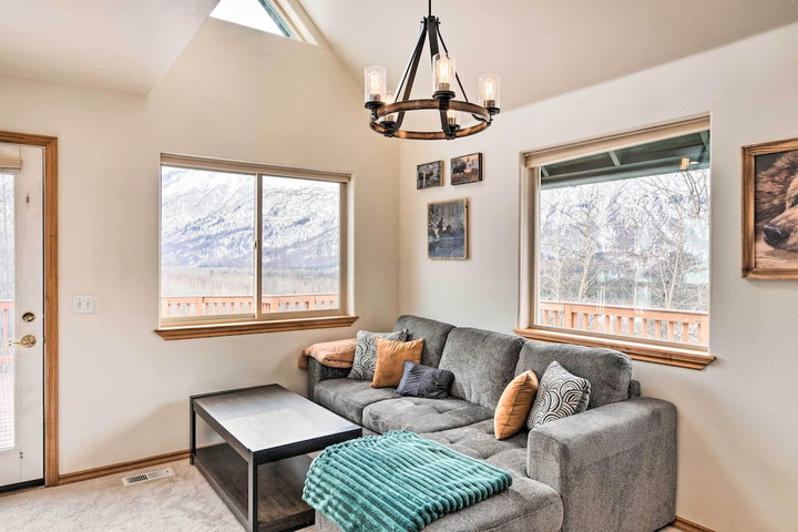 Alaskan Mountain Gem With Private Hot Tub & Gym! - Alaska