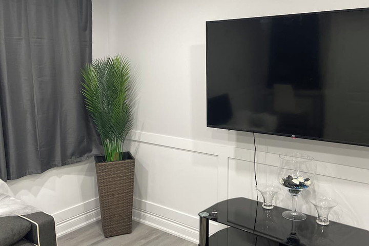Entire Home In Brampton, Canada 2 Guests1 Bedroom1 Bed1 Bath - Brampton