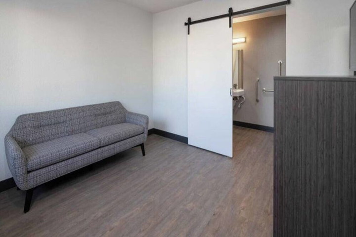 1 Queen Bed | Mini Fridge - Jurupa Valley, CA