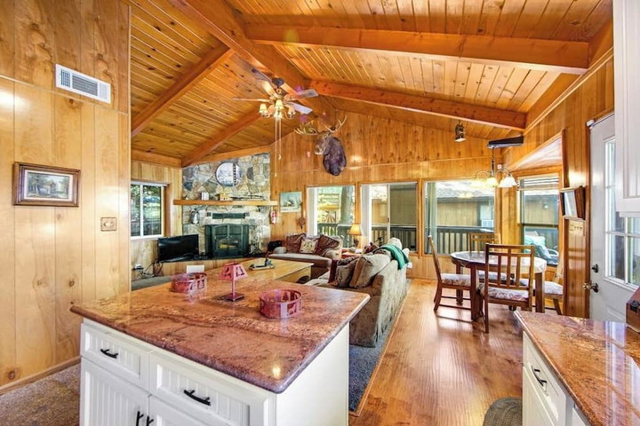 Stunning Lake View 3bd W/hot Tub,  3 Decks, Ac, Fireplace & Game Room - San Bernardino, CA