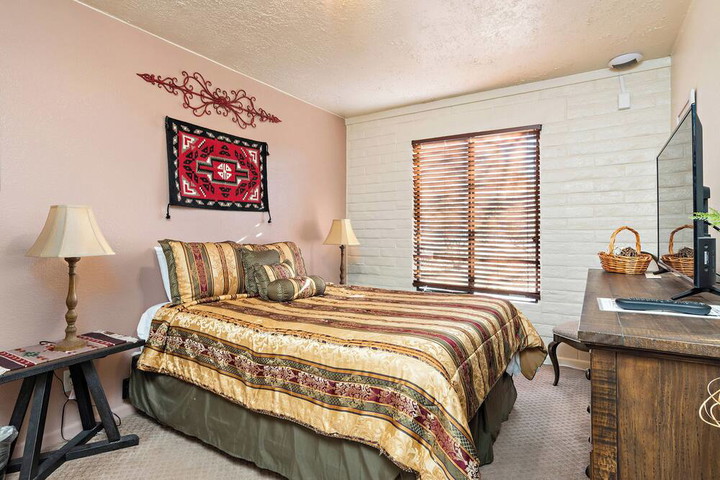 Fort Marcy 99 | Walk To Plaza | Full Kitchen | Hot Tub | Pool | End Unit | Single Level - Santa Fe, NM