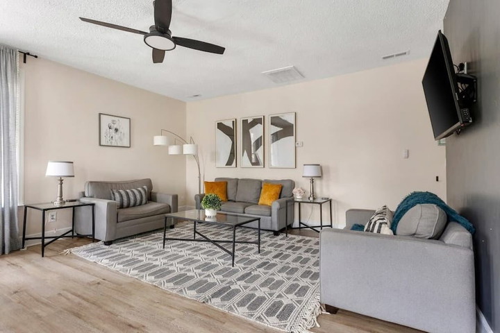 Cheerful 2br Retreat - King Street Location! - Charleston, SC