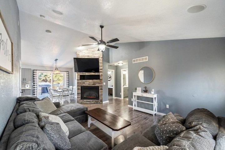 Huge Home, Gym, Game Room, Spa, Bbq, Near I-35 - Ankeny, IA