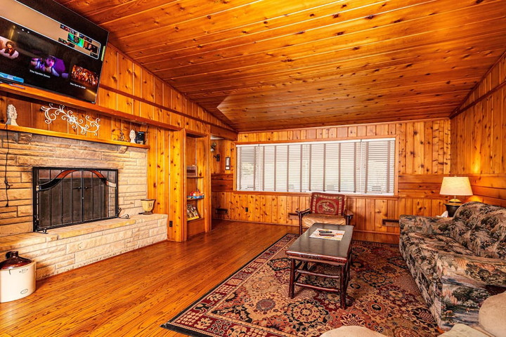 Spacious Lodge Near Nashville | Hot Tub, Pool Table & Huge Porch - Nashville, IN