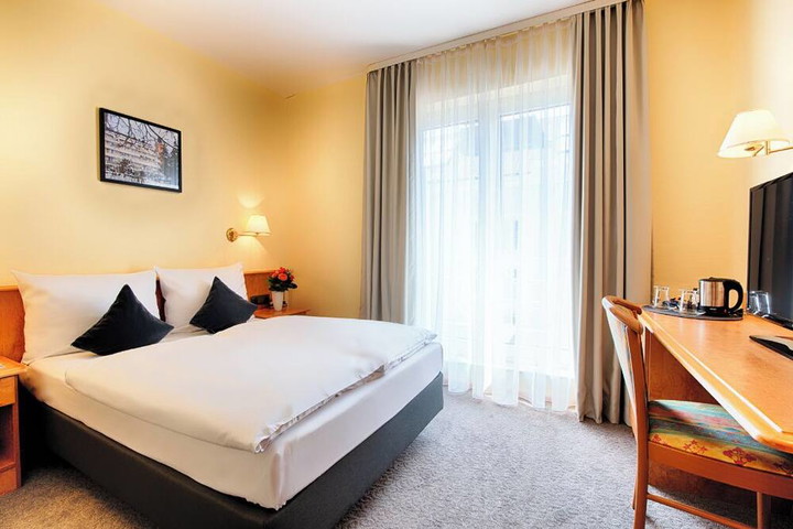 Economy Room For Solo & Couple Trips | Steps To The Kurpark - Bad Dürkheim