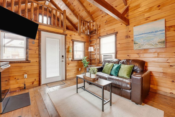 Cozy Lakeview Cabin, Pet Friendly, Near Wineries And Geneva-on-the-lake - Ohio