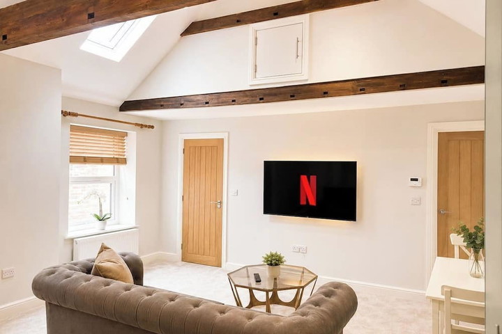 Stylish Apartment In Bourne Town Centre | Sleeps 4 - Cambridgeshire
