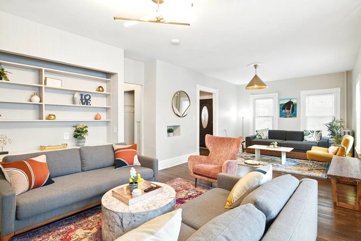Saint James Manor - Sleeps 24 In Style & Comfort With Parking - Springfield, MA