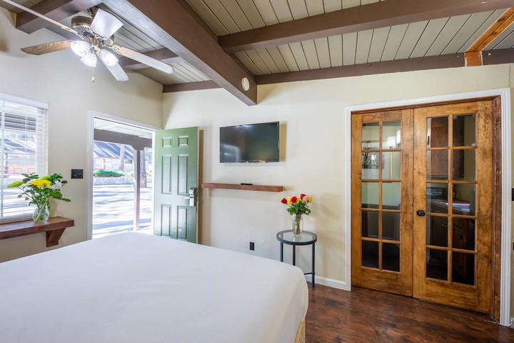 Welcoming 1-king Bedroom Lodge In South Lake Tahoe W/kitchen - South Lake Tahoe, CA