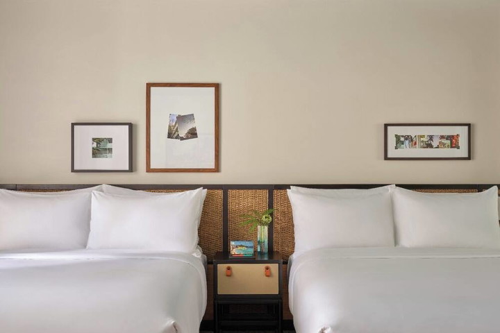Coastal Charm At Romer House  Waikiki's Premier Location! 3 Units, Outdoor Pool - Honolulu