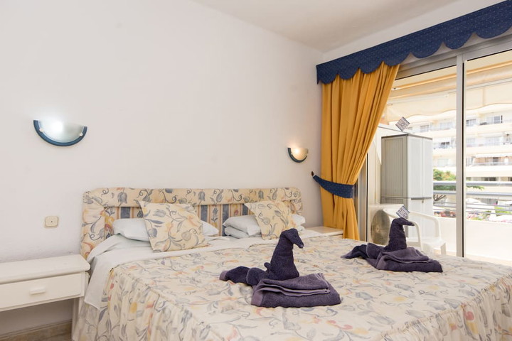 2 Bed Hotel Apt. Sleeps 3/4, Five Minutes Walk To Beach, Shops & Restaurants - Adeje