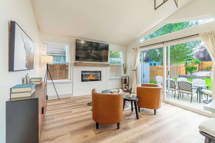 Modern Western Retreat Pet Friendly 4 Bed 2 Bath - Reno, NV