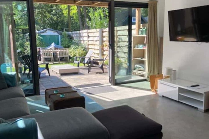 Beautiful Fully Private Stay, Terrace Garden Side, 1 Stop City Centre - 암스테르담