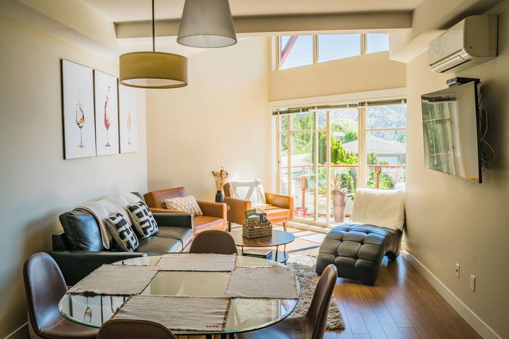 Top Floor!mission Hill And Lake View. Gym,pool,sauna,and More! Mins To The Lake - West Kelowna