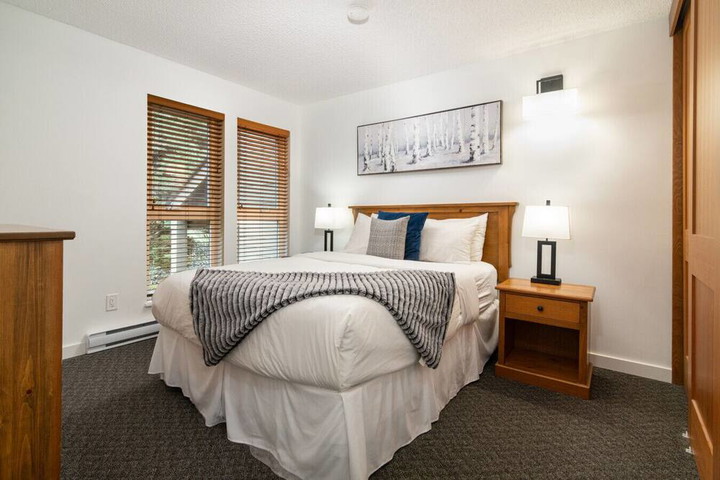 Steps From Whistler Gondola|pool, Hot Tub, Sauna|free Prkng|ski/bike Storage - British Columbia