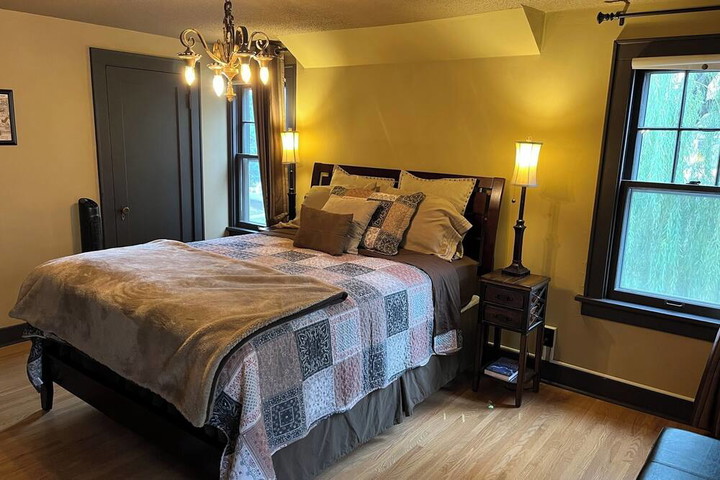 Historic Twin Tudors Inn Southeast Room (Kp1400se) - Sioux Falls, SD