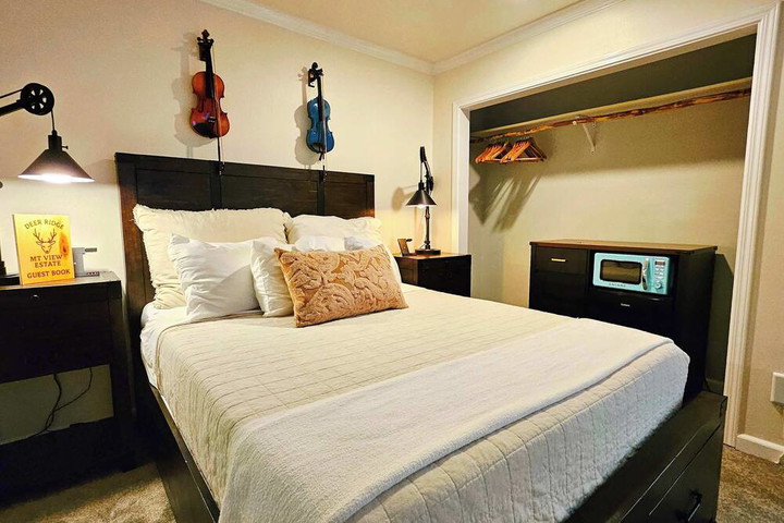 Private Bedroom Fox Den W Hot Tub And Arcade - Everett, WA