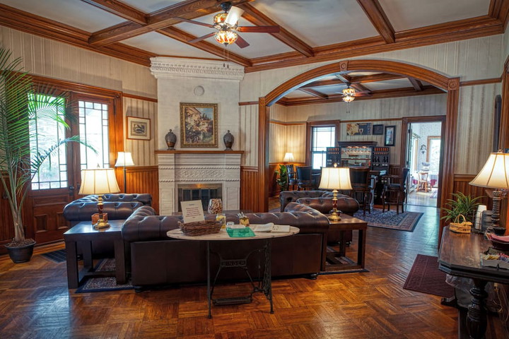 Lake George Area Victorian Inn - 12br - Sleeps 24 - Firepit - Free Breakfast - Corinth, NY