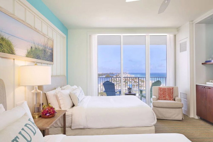 Serene Beachside Retreat With Outdoor Pool And Near Hollywood Beach - Steps Away - Hollywood, FL