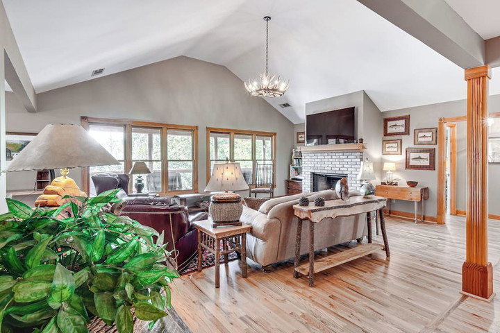 Mountain & Waterfall Views: Stunning Dahlonega Gem - Dahlonega, GA
