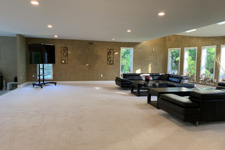 Bedi Mansion - A Family Getaway - Retreats - Fill With Lots Of Sun And Pool Time - Huntington, NY