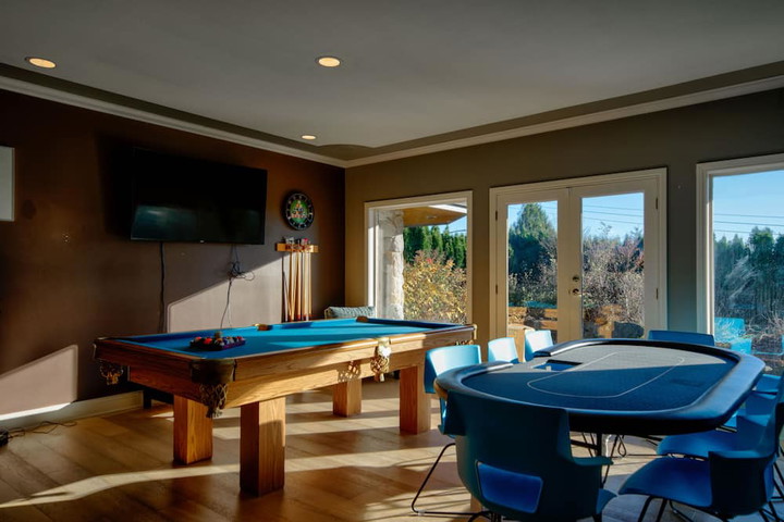 Large Private Home W/ Pool, Hot Tub, Poker Table, Pool Table, Karaoke Sleeps 19 - アボッツフォード
