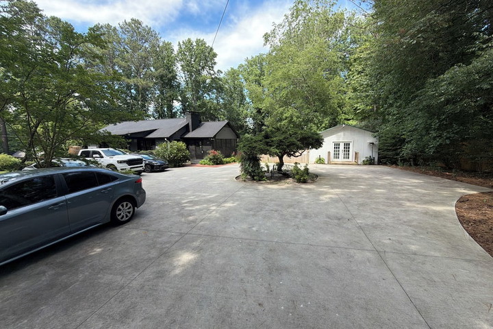 Luxury Suite - Pool & Playground - Pets -Events - Lawrenceville, GA