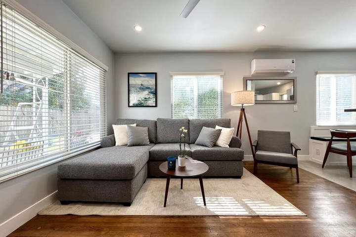 Dwell Art Gallery Home ~ Cozy Cottage Santa Monica - Los Angeles