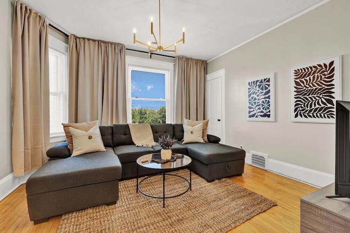 Fun, Style & Comfort Eastside Downtown 4 Bedroom Townhome Near Attractions - Milwaukee