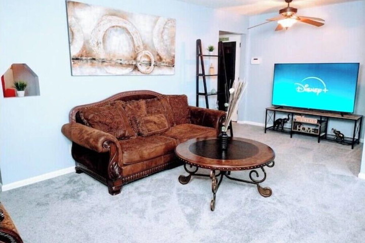 "Charming Oasis: Sleeps 11: Pool Table: Big Screens: Full Kitchen" - Parkville, MO