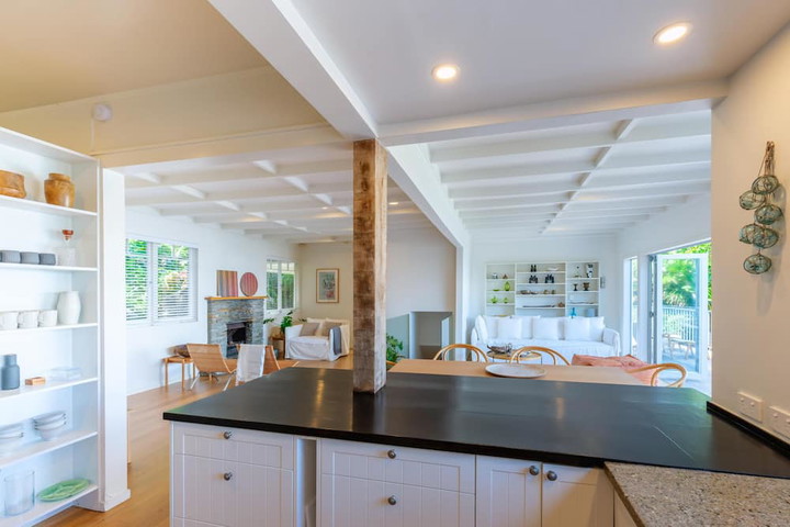 Koi Waiheke - Koi Waiheke Is A Stunning Luxury Holiday Home In Omiha, Waiheke Island. With 4 Bedrooms; 4 Bathrooms; A Large Entertainers Kitchen; Spectacular Ocean Views; A Private Mooring; And A Boat Shed Offering Direct Access To The Ocean. This I - Waiheke Island