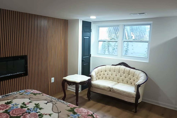 Modern, Well-lit 1-bedroom Townhome-basement Unit W/ Separate Entrance & Kitchen - Baltimore