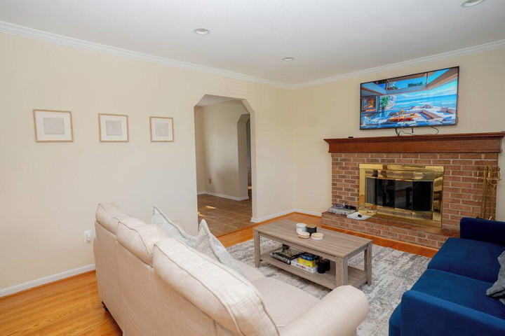 Spacious 5br W/ Private Fenced Backyard Near Nat'l Harbor, Mgm & D.c. - Waldorf, MD