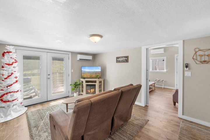 Adorable 1br W/mtn Views! Hot Tub*community Pool! - Townsend, TN