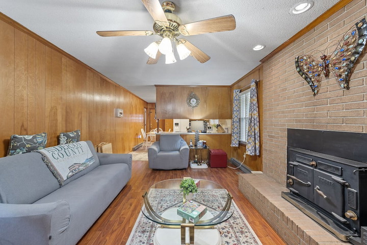 Families  King Beds  Pups - Downtown 5 Minutes - Belton, SC