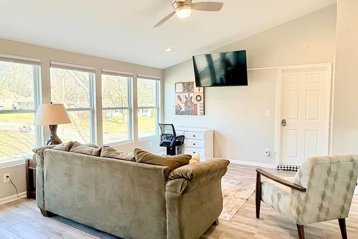 Lee's Summit Loft-near Downtown - Belton, MO
