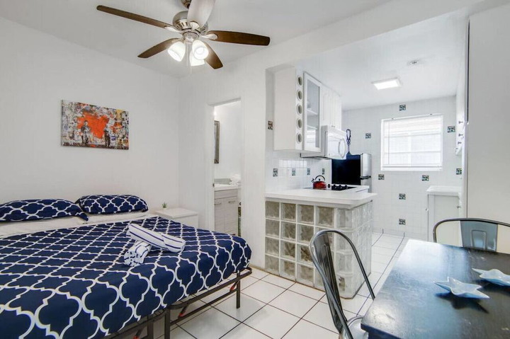 Sunny Ocean Dr Condo, W/2 Queen Beds, South Beach - Miami Beach, FL