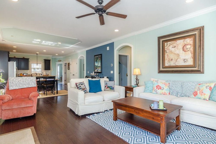 Beautiful And Spacious Beach Cottage A Short Walk From The Ocean - Carolina Beach, NC
