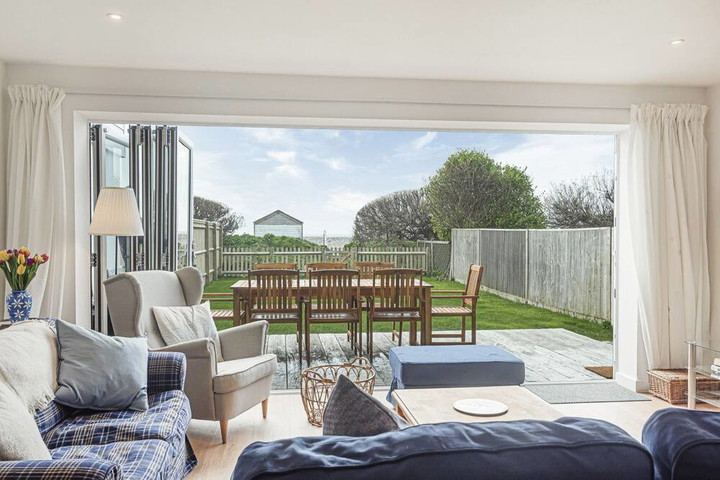 Beira Mar Beachfront Family Home | Pet-friendly, Sleeps 8, Parking Included - Hayling Island