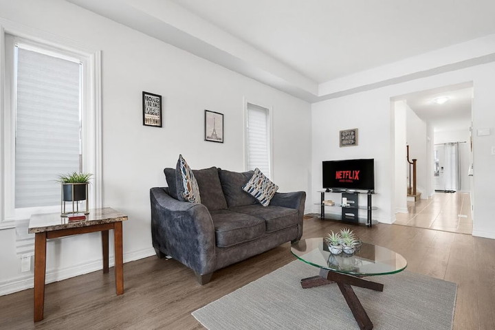 Enchanted Escape | Your Modern Family Getaway | Sleeps 8 - Welland