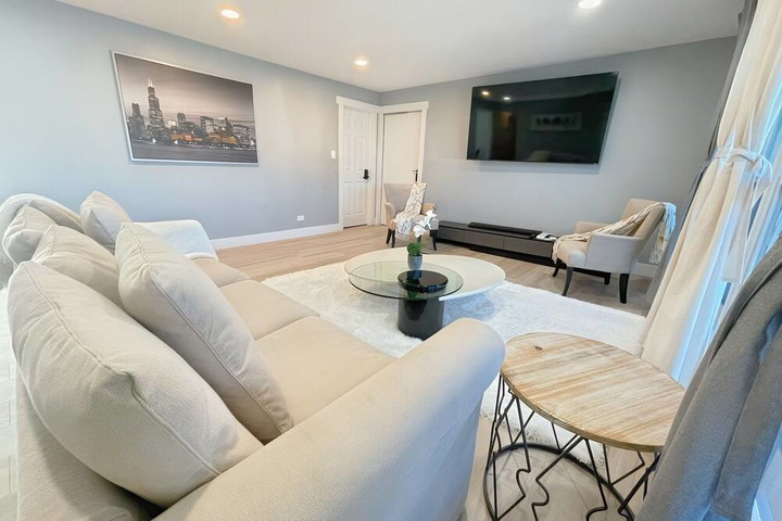 Schaumburg Modern 4br Farmhouse W/ Private Master &  Sleeps 9. Families & Groups - Schaumburg, IL