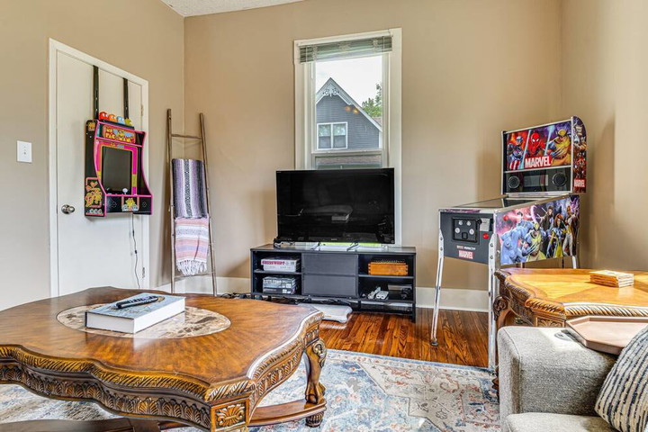 Walkable Old Town | Sleeps 10 | 1900s Charm - Fishers, IN