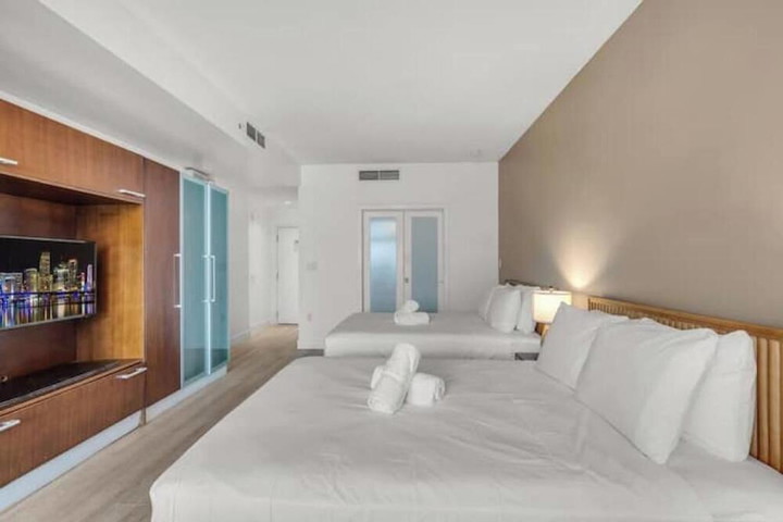 The Strand Ocean + Beach View + Rooftop Pool - Miami, FL