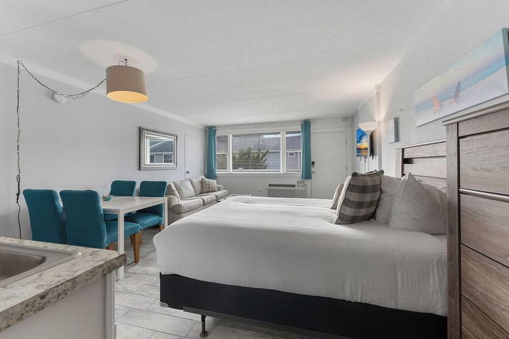 Beachcomber Resort | 1 Queen + Sofa | Avalon Beachfront - New Jersey