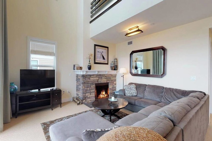 Lakefront Penthouse W/ Views Of The Lake & Shared Dock/pool/hot Tub - Sandpoint, ID
